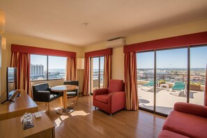 Suite Sénior (4 Adults + 2 Children) | Minibar, cofre no quarto, secretária, cortinas/cortinados opacos 
