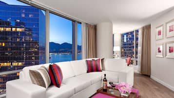 Suite Deluxe, 1 cama king-size e sofá-cama, vista para o porto | Sala de estar | Televisor de ecrã plano de 32 polegadas com canais por cabo, televisor