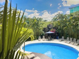 Piscina externa, espreguiçadeiras