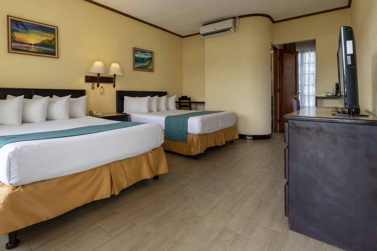 Quarto Superior, 2 camas de casal, não fumadores | Cofre com capacidade para portátil, cortinas/cortinados opacos 