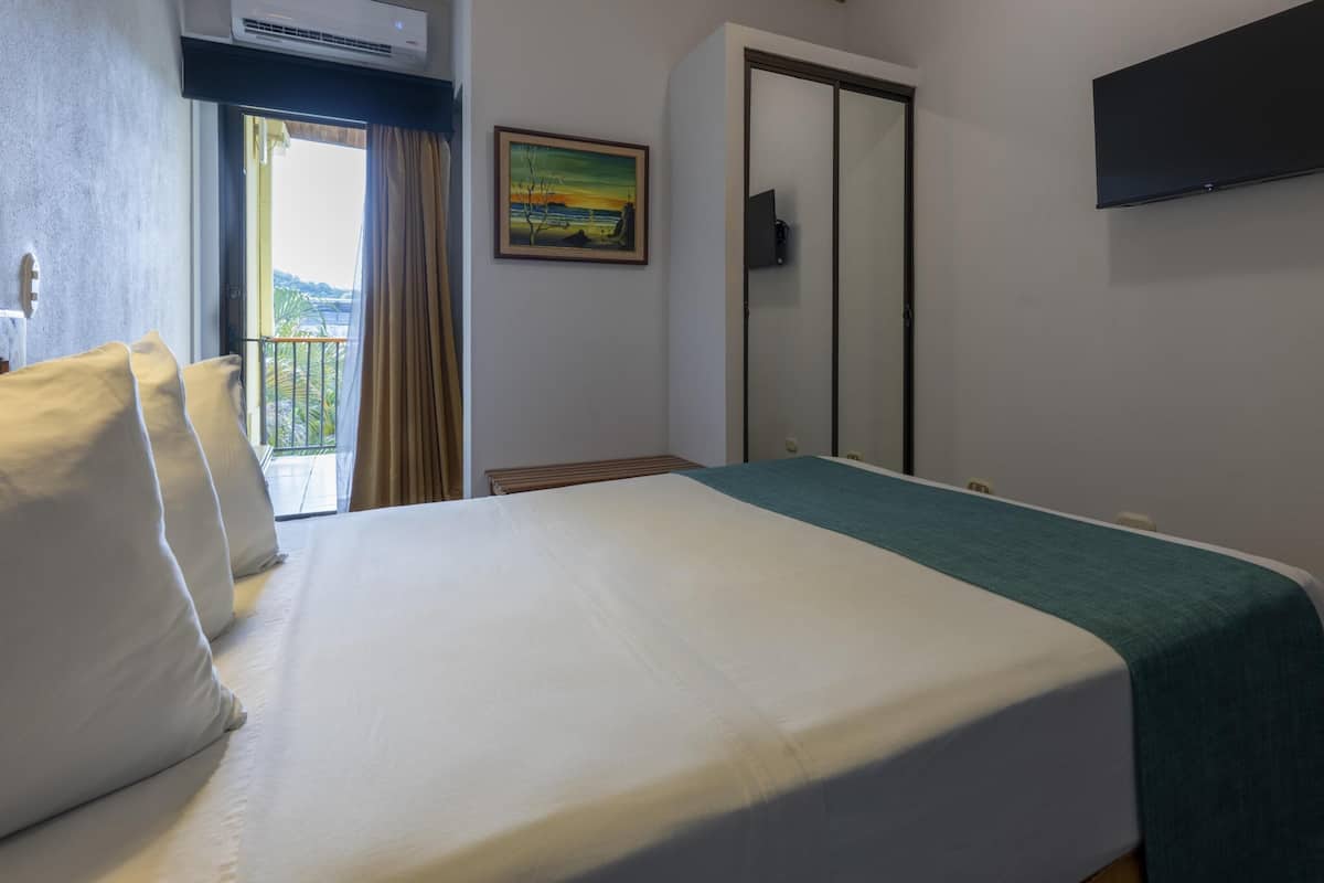 Quarto Standard, 1 cama de casal, não fumadores | Cofre com capacidade para portátil, cortinas/cortinados opacos 