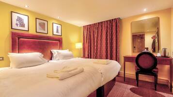 Quarto Twin Standard | Secretária, cortinas/cortinados opacos, ferro/tábua de engomar