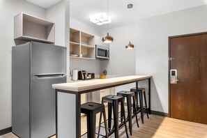 Suite Executiva, 1 cama king-size e sofá-cama, não fumadores | Cozinha privada | Minifrigorífico, um micro-ondas, uma cafeteira/bule 