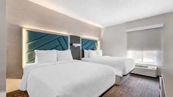 Suíte, várias camas, para não fumantes | Roupas de cama premium, camas com colchões pillow-top, escrivaninha