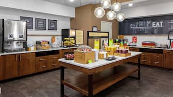 Pequeno-almoço tipo buffet incluído nos dias úteis