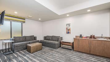 Suite, 1 cama king-size, acessível, não fumadores | Sala de estar | Televisor LCD de 37 polegadas com canais via satélite, televisor