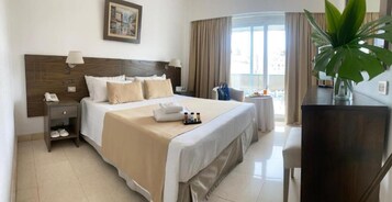 Quarto casal luxo | Roupas de cama premium, cofres nos quartos, escrivaninha