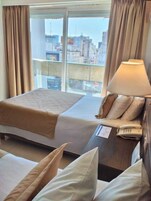 Quarto casal luxo | Roupas de cama premium, cofres nos quartos, escrivaninha