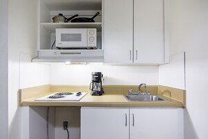 Um frigorífico, um micro-ondas, uma placa de cozinha