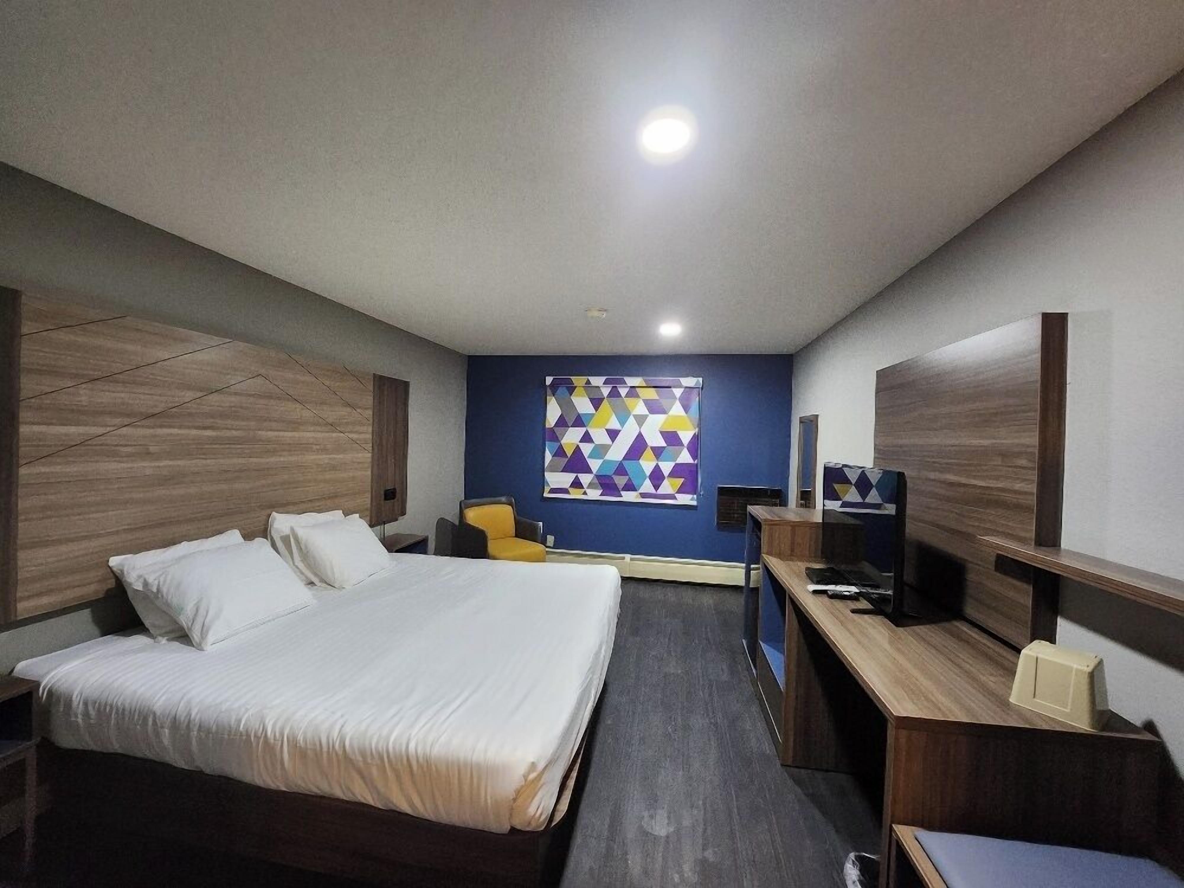 Quarto, 1 cama Queen, para não fumantes | Escrivaninha, quartos à prova de som, ferros/tábuas de passar roupa