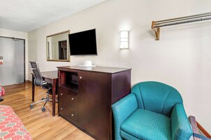 Quarto, 2 camas Queen, para não fumantes | Cofres nos quartos, escrivaninha, cortinas blackout