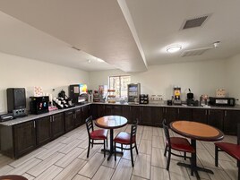 Café da manhã para viagem grátis todos os dias