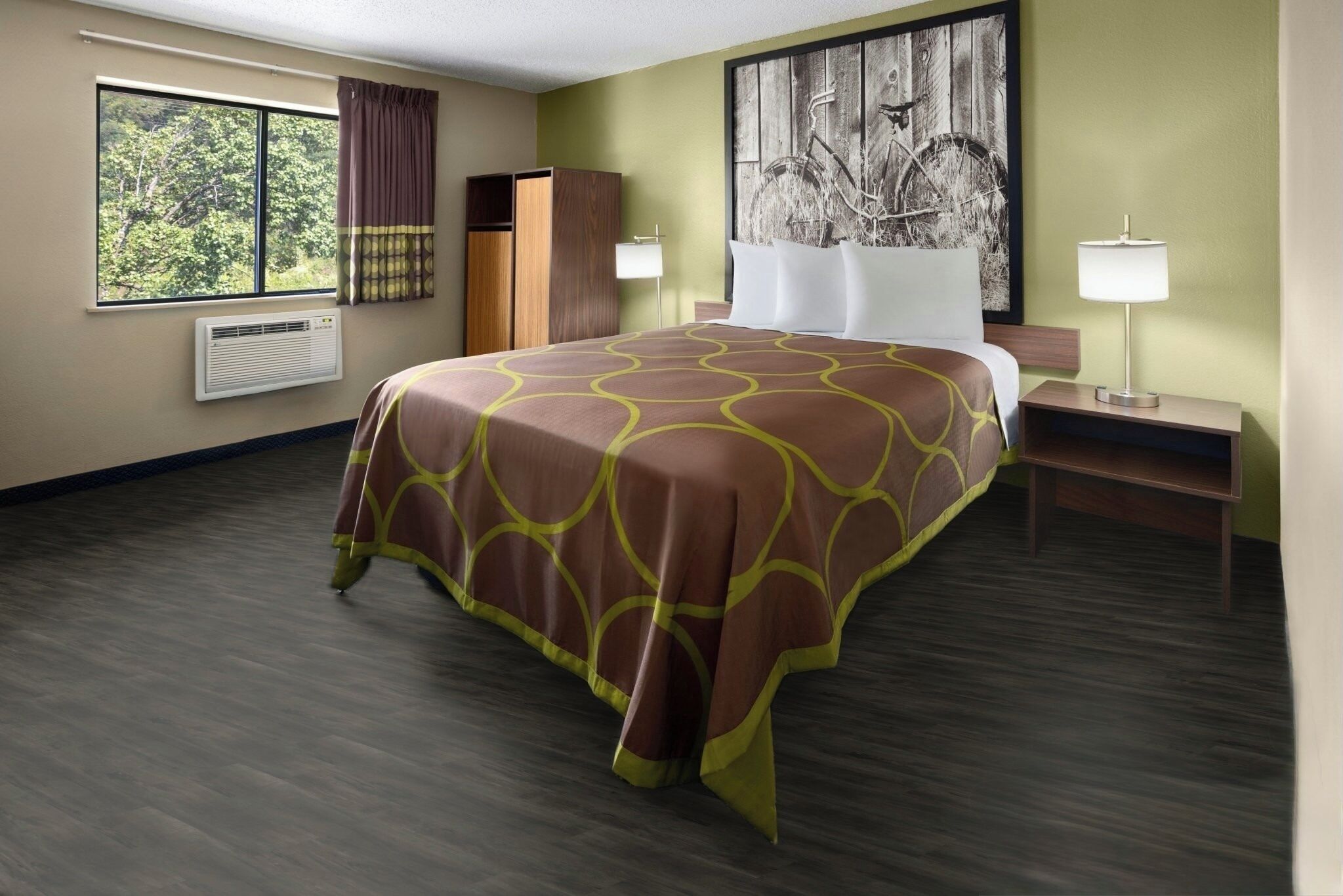 Escrivaninha, cortinas blackout, ferros/tábuas de passar roupa