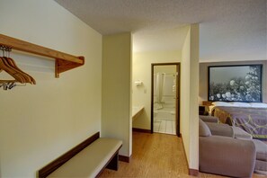 Suite, 1 cama king-size, frigorífico | Vista do quarto
