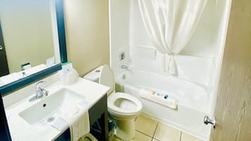 Quarto standard, 1 cama Queen, para não fumantes | Banheiro | Produtos de toalete grátis, secador de cabelo, toalhas de banho