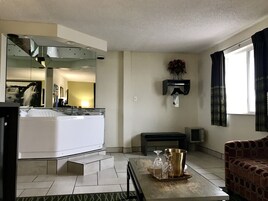 Suíte, 1 cama King, banheira de imersão | Cofres nos quartos, escrivaninha, cortinas blackout, berços grátis