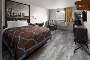 Secretária, cortinas/cortinados opacos, ferro/tábua de engomar 