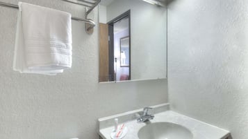 Uma banheira, artigos de higiene pessoal grátis, um secador de cabelo