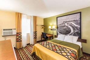 Quarto standard, 1 cama Queen | Escrivaninha, cortinas blackout, ferros/tábuas de passar roupa