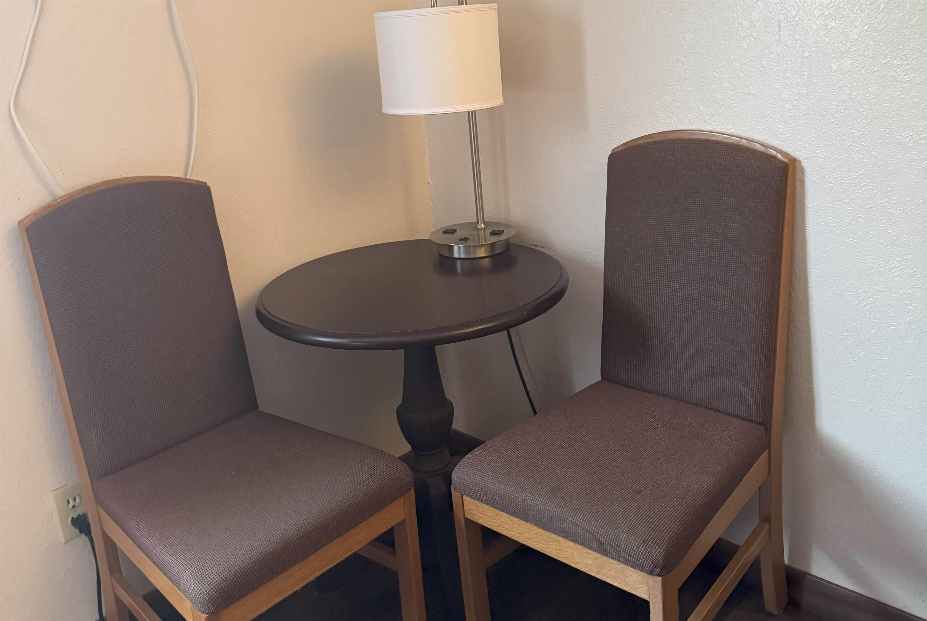 Escrivaninha, cortinas blackout, Wi-Fi de cortesia, roupa de cama