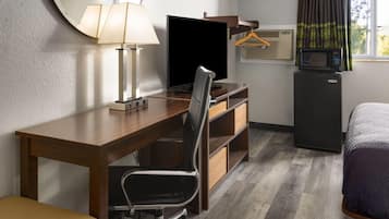 Quarto, 1 cama Queen, acessível, para não fumantes (Bathtub with Grab Bars) | 1 quarto, camas com colchões pillow-top, escrivaninha