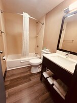 Quarto Standard, 2 camas de casal, não fumadores | Casa de banho | Artigos de higiene pessoal grátis, um secador de cabelo 