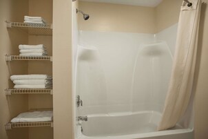 Quarto Standard, 2 camas queen-size | Casa de banho | Uma combinação polibã/banheira, artigos de higiene pessoal grátis 