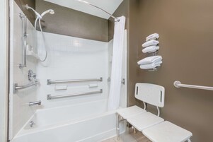 Quarto, 1 cama king-size, acessível, não fumadores (Mobility Accessible) | Casa de banho | Uma combinação polibã/banheira, um secador de cabelo 