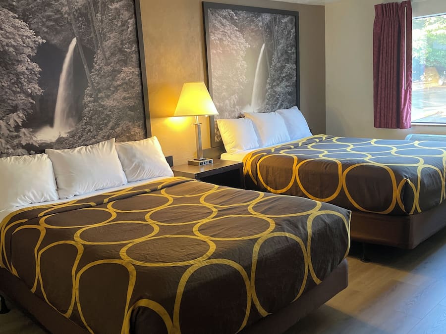 Quarto standard, 2 camas Queen | Cofres nos quartos, escrivaninha, cortinas blackout