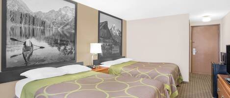 Quarto de hotel com duas camas, televisão, escrivaninha e um quadro com paisagem de montanhas.