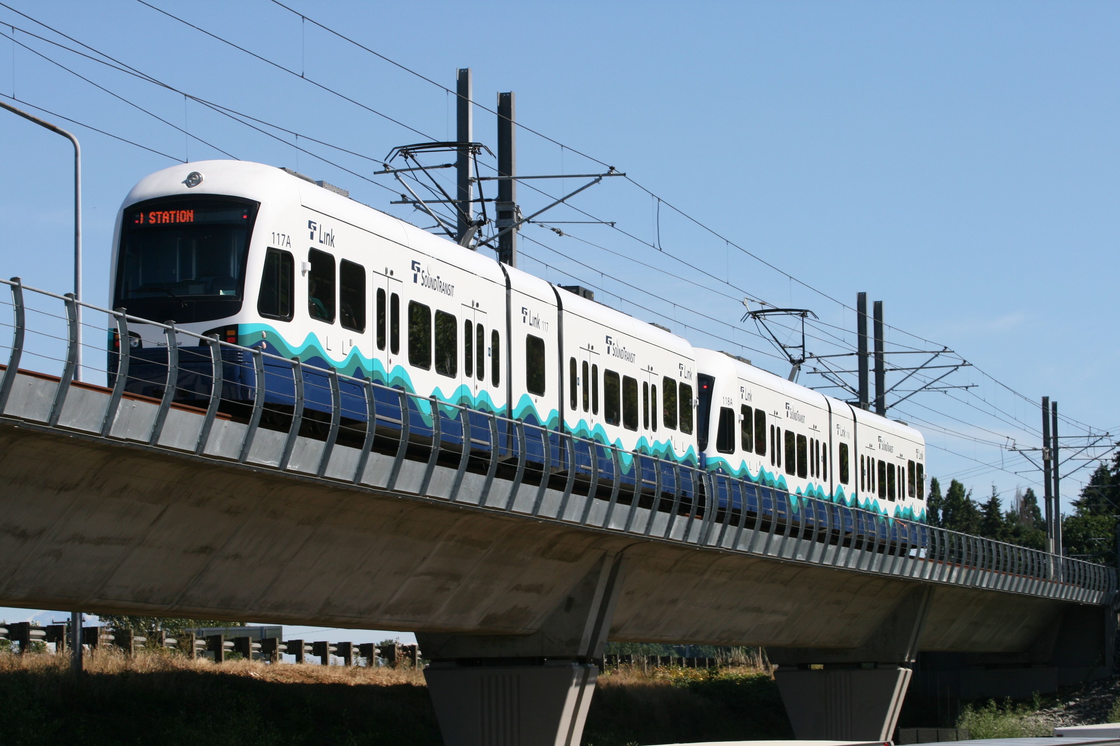 Um trem em uma linha elevada.