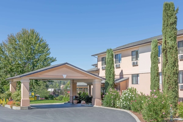 Super 8 By Wyndham Grants Pass - Grants Pass, OR
