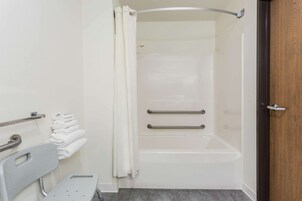 Quarto standard, 1 cama Queen, acessível | Banheiro | Chuveiro/banheira combinados, produtos de toalete grátis