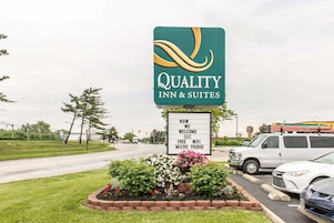 Placa da Quality Inn & Suites com comodidades como acesso Wi-Fi gratuito e mini-geladeira.