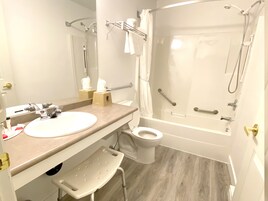 2 Queen Bed, 1-Bedroom, Deluxe Suite, Non-Smoking | Banheiro | Chuveiro/banheira combinados, produtos de toalete grátis