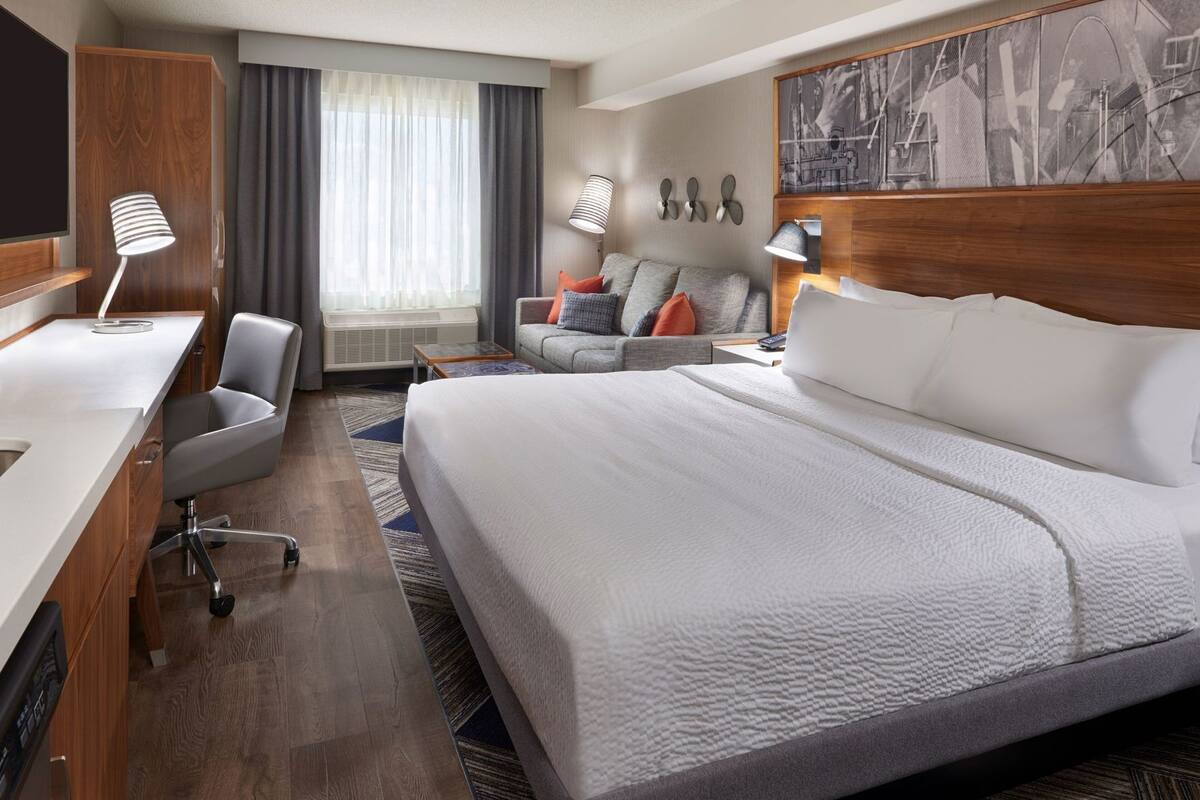 Edredões de penas, cofre no quarto, secretária