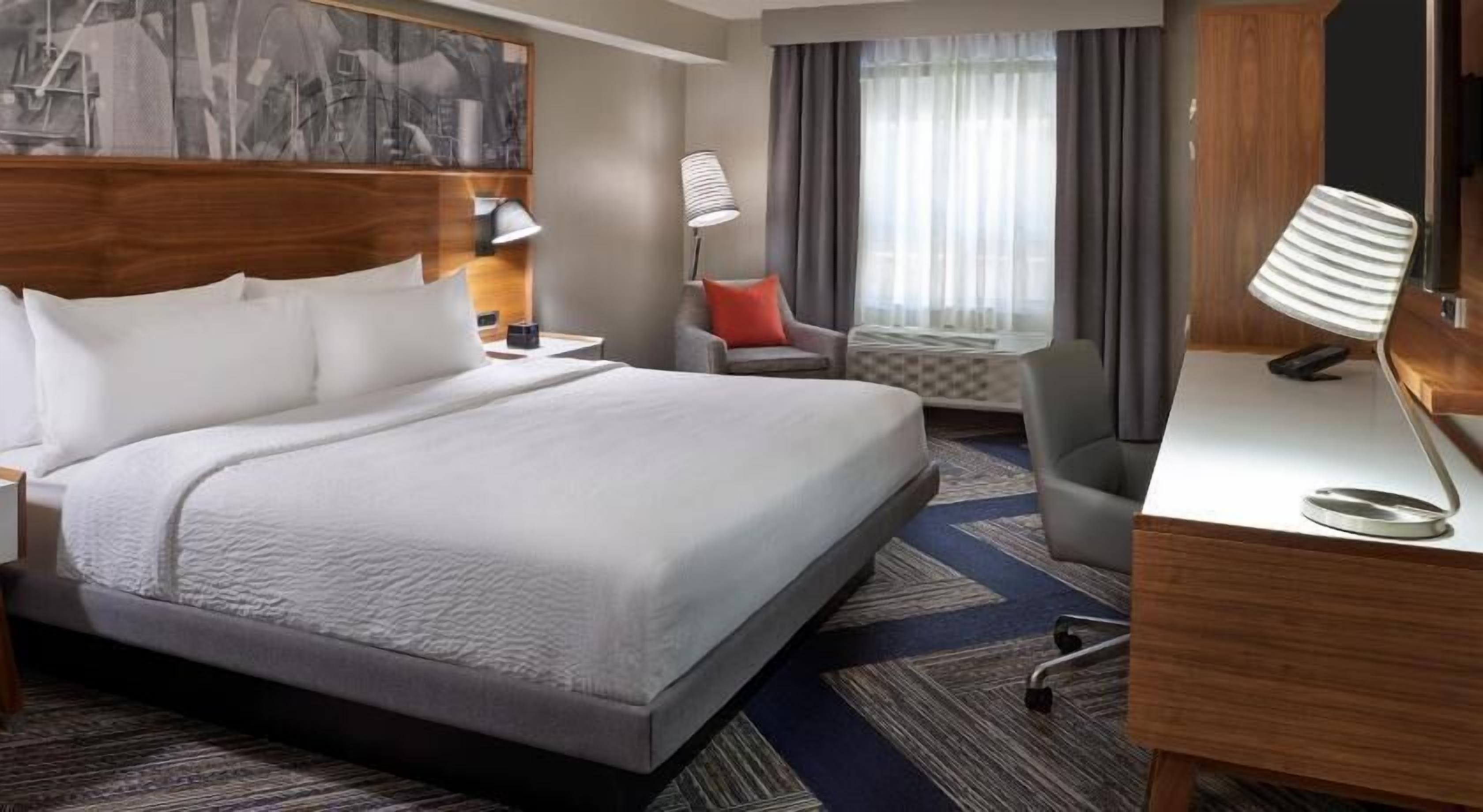 Edredões de penas, cofre no quarto, secretária 