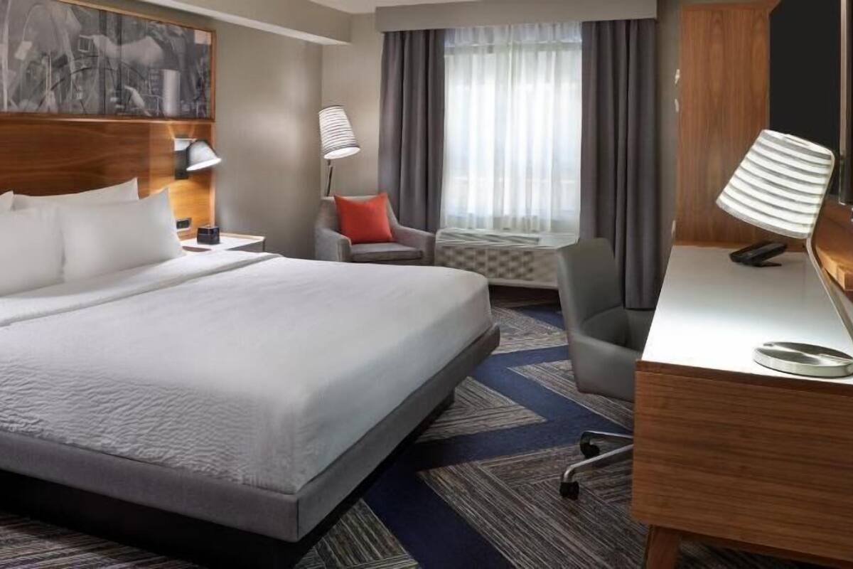 Edredões de penas, cofre no quarto, secretária