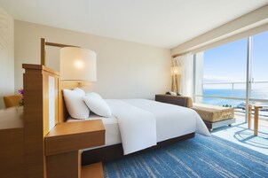 Minibar, cofre no quarto, com decoração personalizada, secretária 