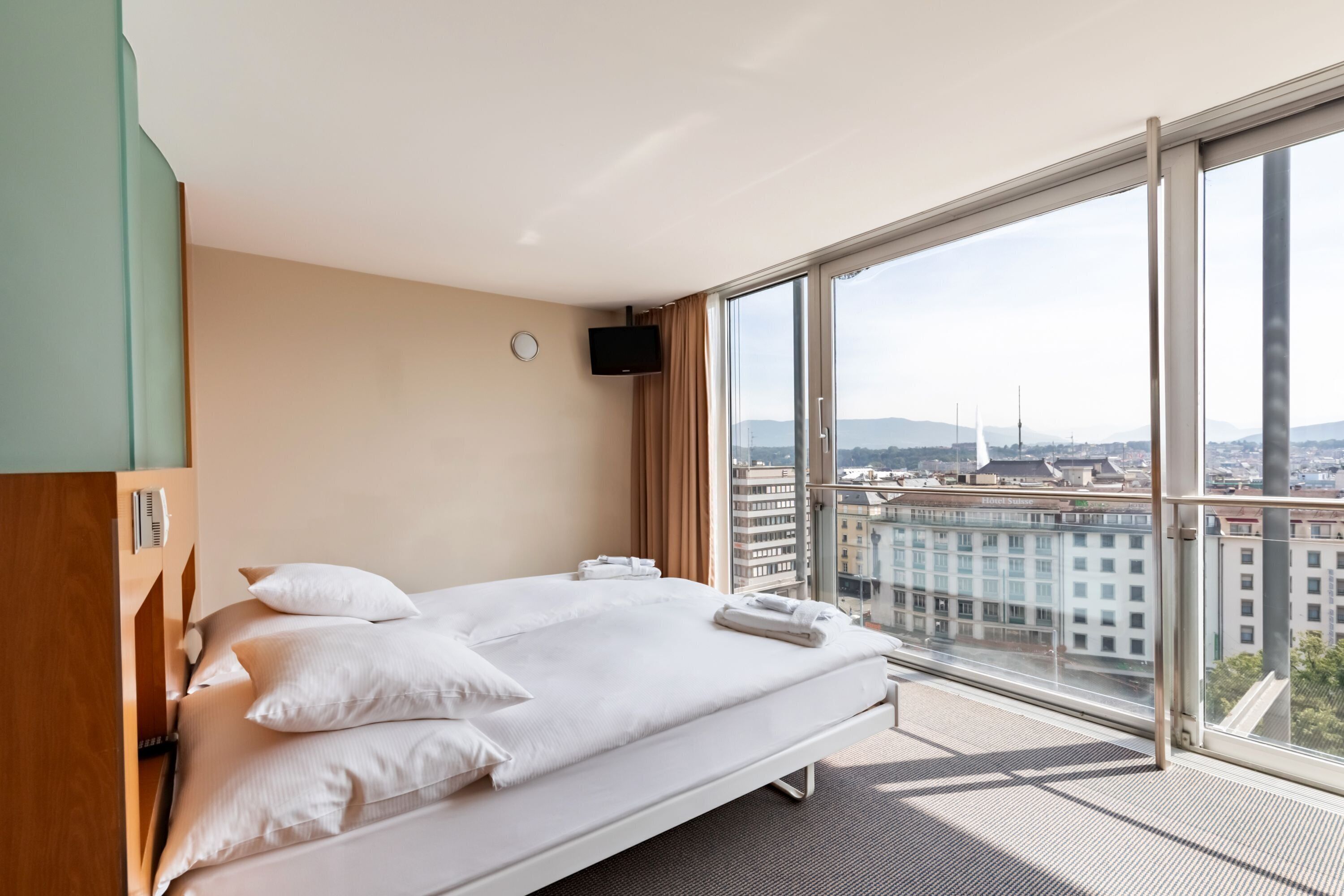 Minibar, cofre no quarto, secretária, quartos insonorizados 