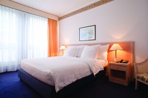 Roupa hipoalergénica, minibar, cofre no quarto, secretária 