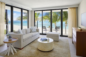 1 Bedroom Regal Suite | Sala de estar | Televisor de ecrã plano de 32 polegadas com canais por cabo, televisor