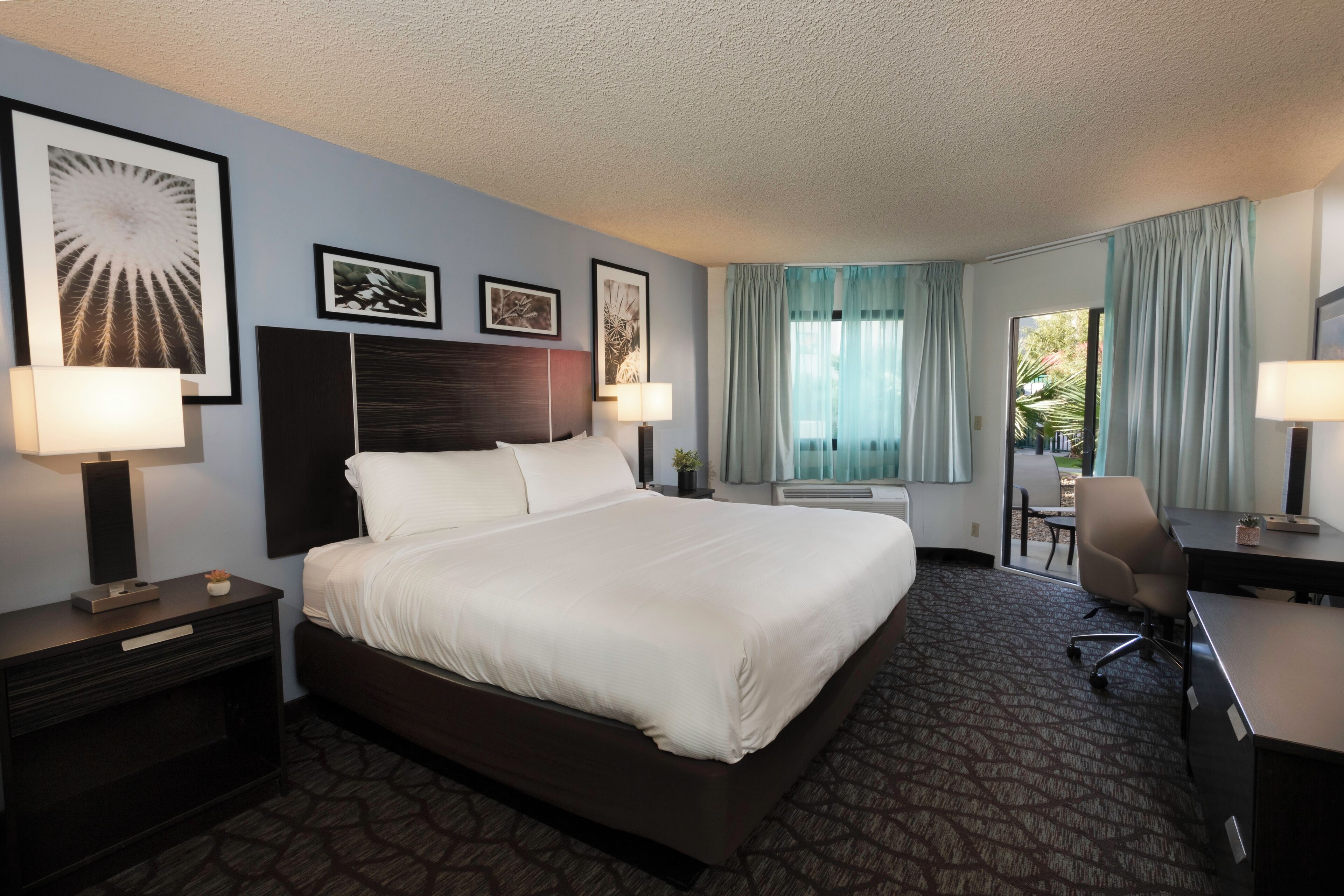 Deluxe Patio Room  | Roupas de cama premium, escrivaninha, espaço de trabalho para notebook