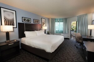 Deluxe Patio Room  | Roupa de alta qualidade, secretária 