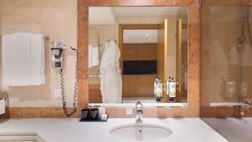 Artigos de higiene pessoal grátis, um secador de cabelo, um bidé