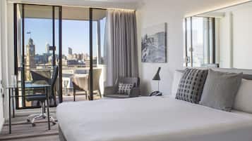 Roupa de alta qualidade, minibar, cofre no quarto, secretária