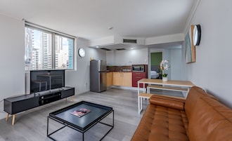 Apartamento Deluxe | Sala de estar | Televisor