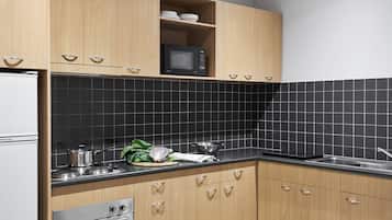 Apartamento, 1 quarto | Cozinha privada | Um frigorífico, um micro-ondas, um forno, uma placa de cozinha