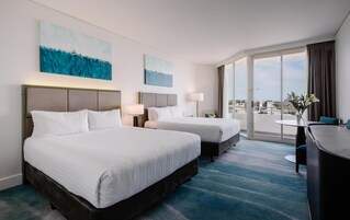 Quarto Familiar | Minibar, cofre no quarto, secretária, cortinas/cortinados opacos 