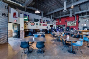 2 bares/lounges, pub